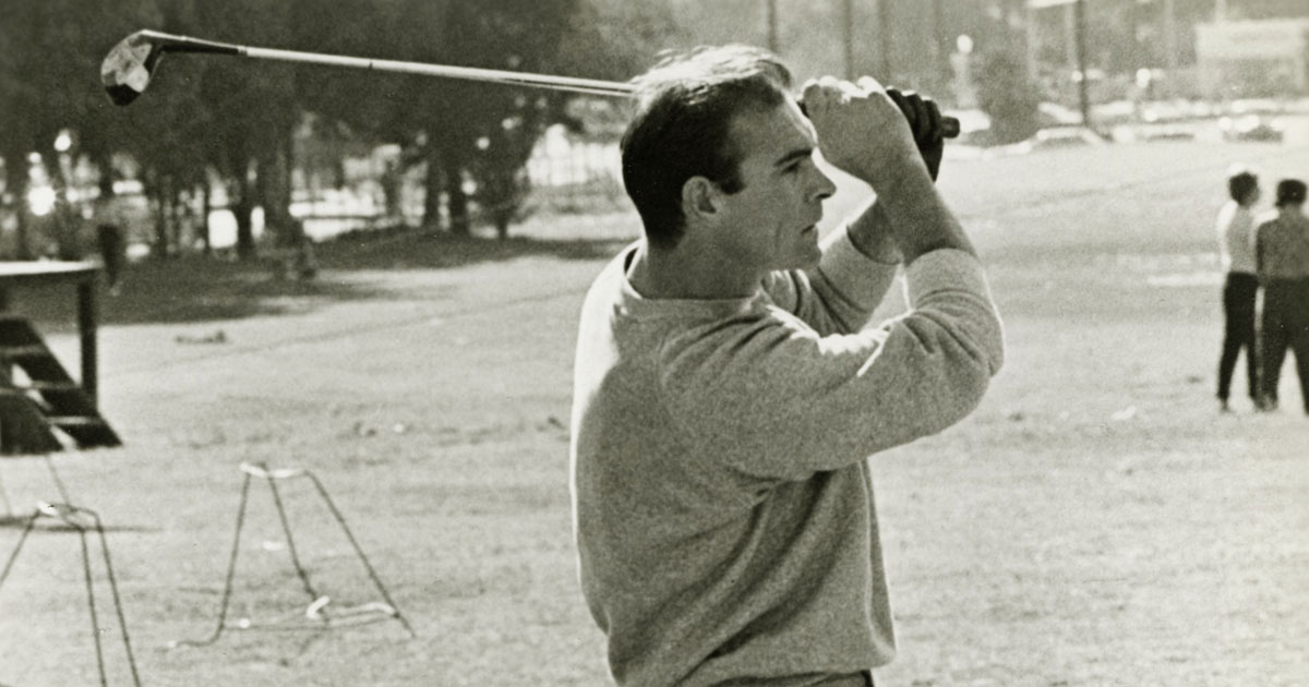 Sean Connery, sur le practice du Lakeside Golf Club