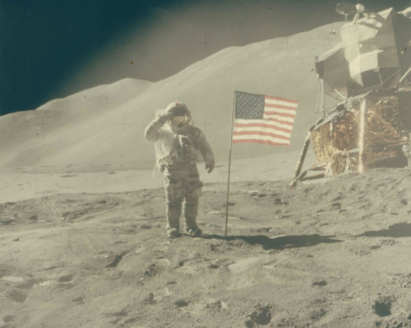 David Scott salue le drapeau américain sur la Lune, photo vintage Nasa