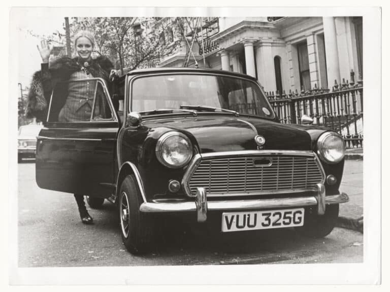 Twiggy et sa Mini Cooper S, tirage vintage 1968 - Photo Memory